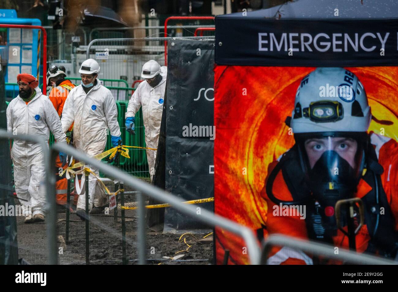Emergency response workers hi-res stock photography and images - Alamy