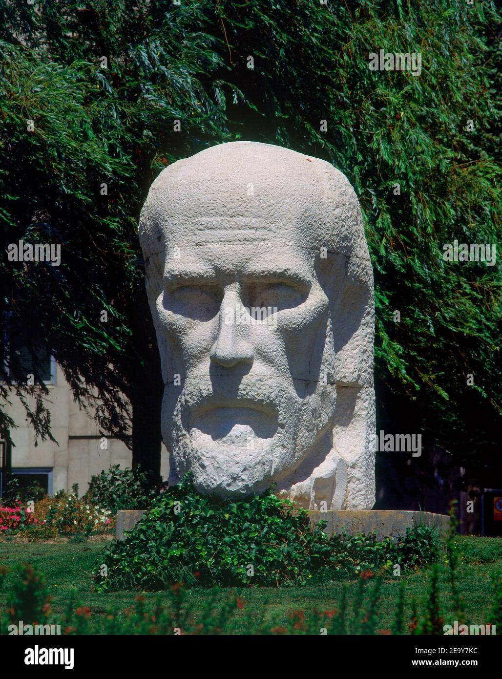 ESCULTURA DEL ROSTRO DE SANTIAGO RAMON Y CAJAL. Location: HOSPITAL ...