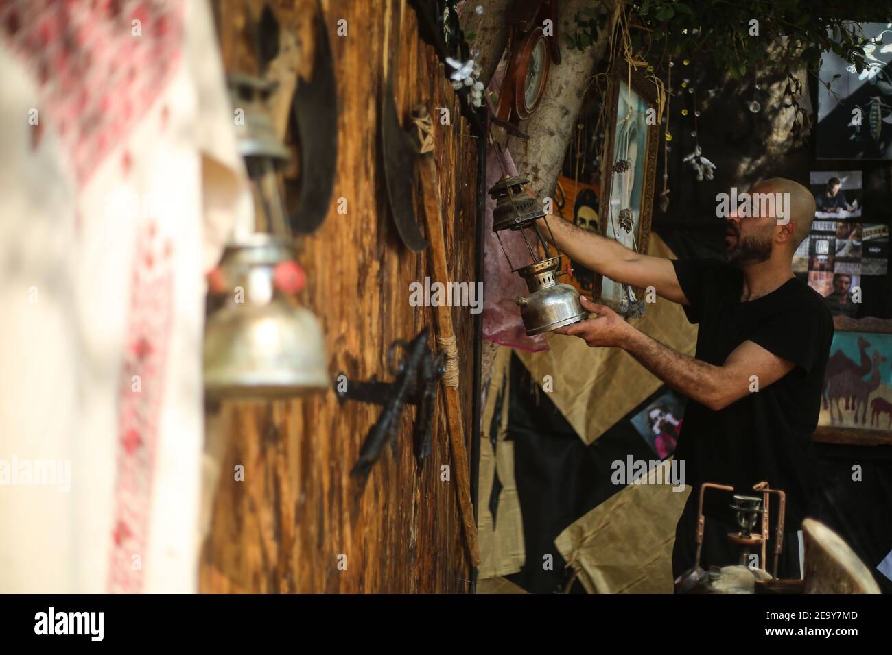 Rafah, The Gaza Strip, Palestine. 6th Feb, 2021. A Palestinian artists ...