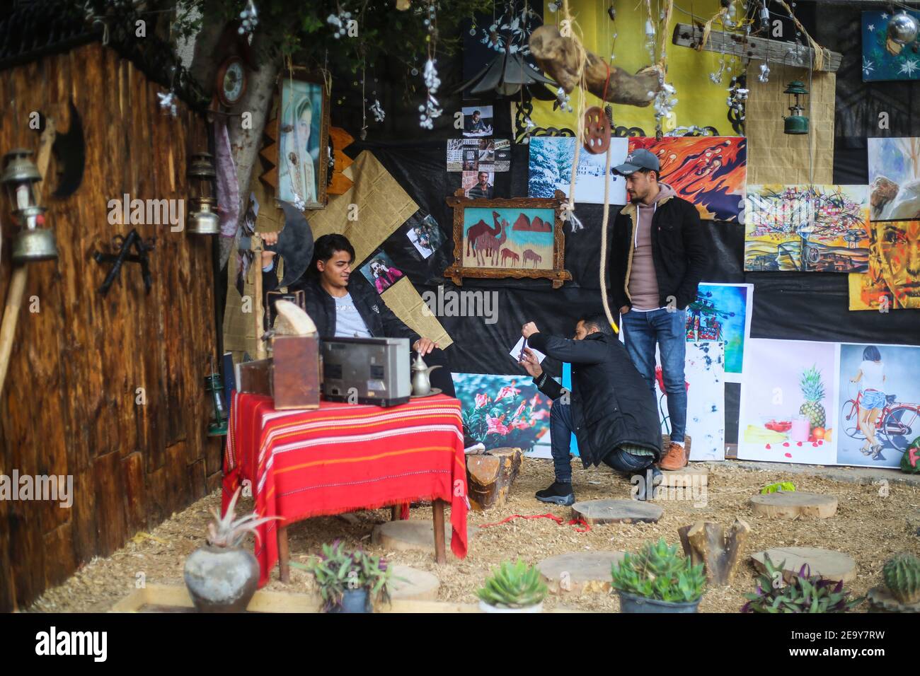 Rafah, The Gaza Strip, Palestine. 6th Feb, 2021. A Palestinian artists ...