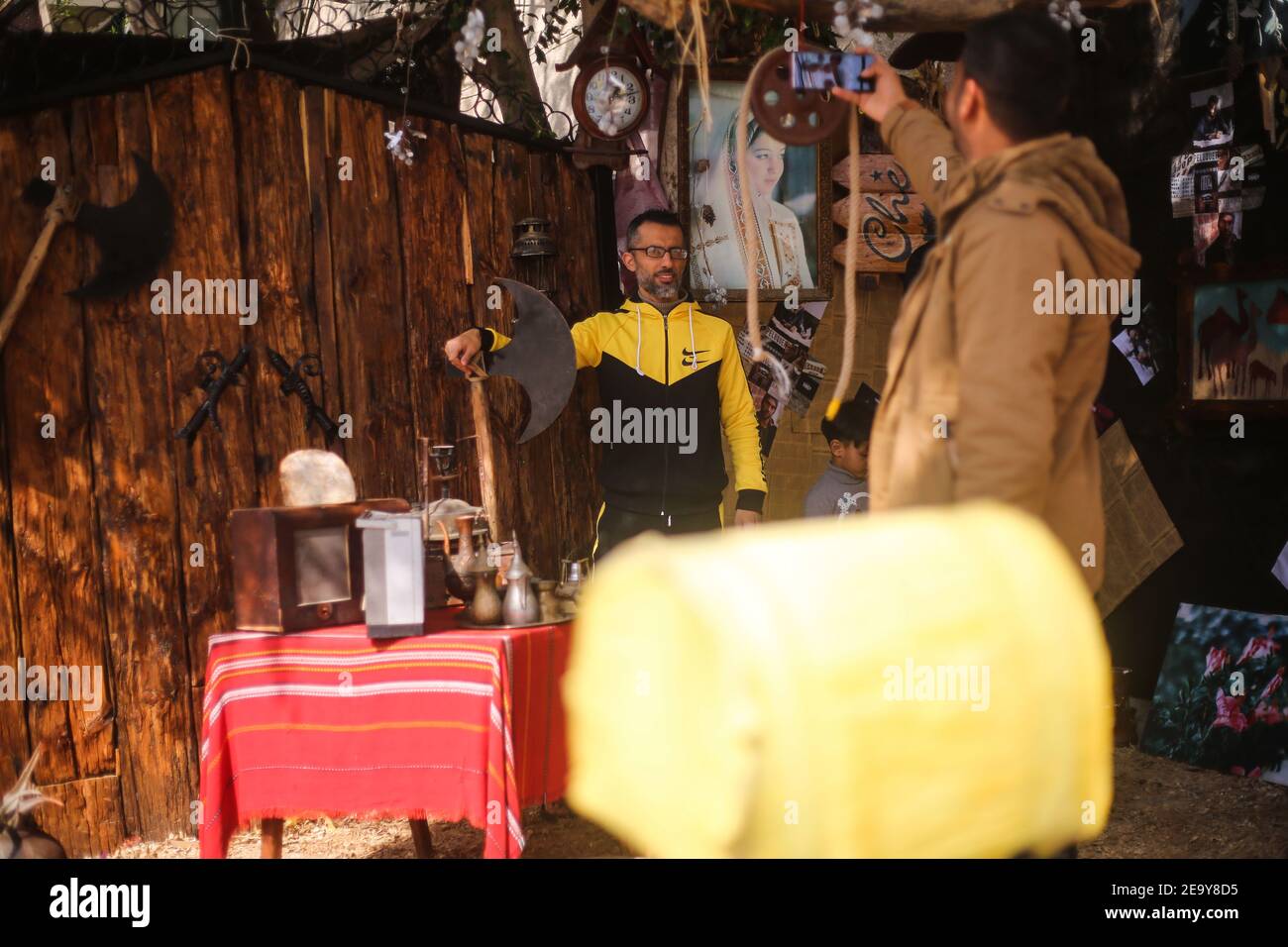 Rafah, The Gaza Strip, Palestine. 6th Feb, 2021. A Palestinian artists ...