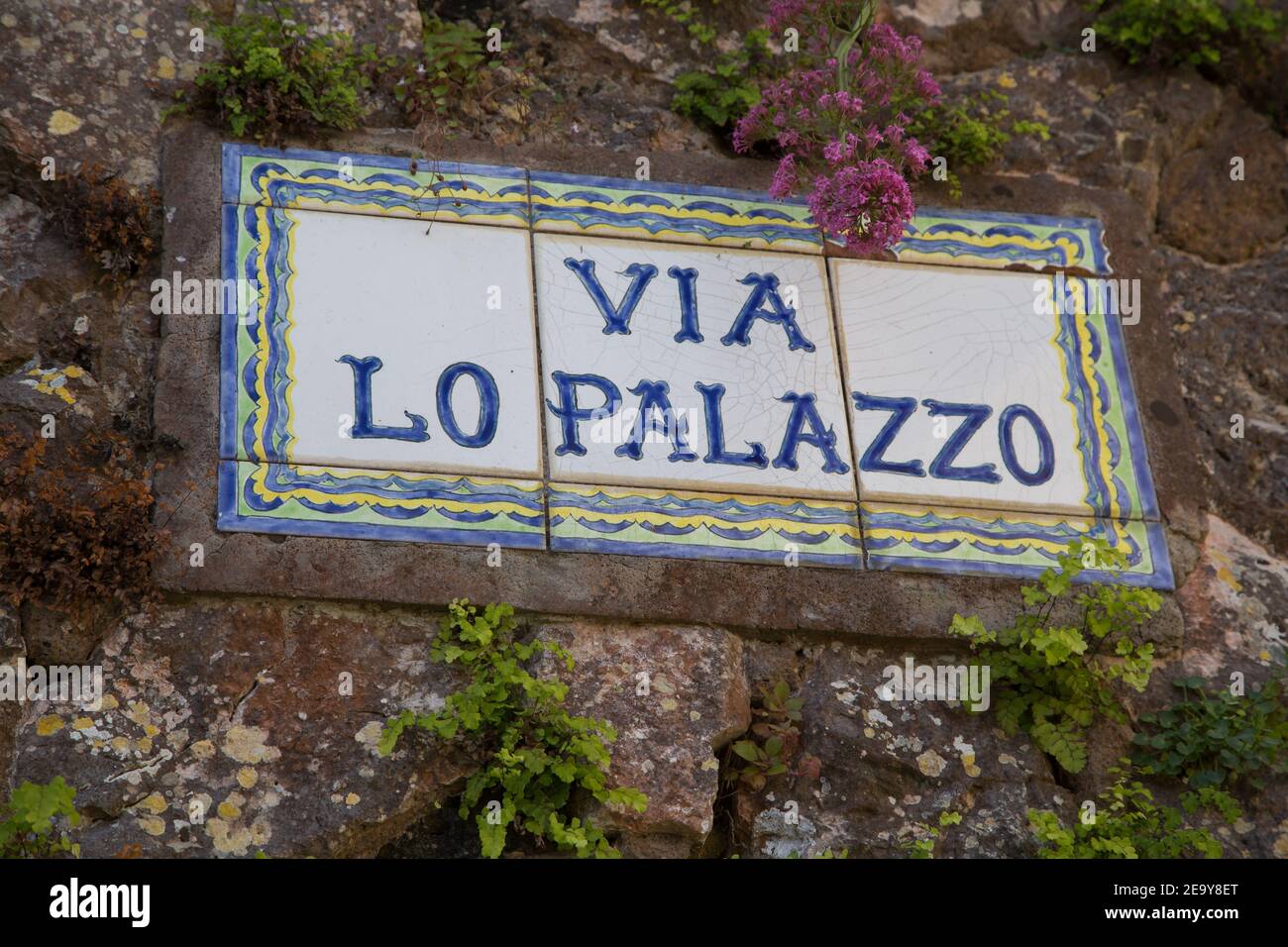Signpost on the via lo Palazzo - way to palace - on the island of Capri ...