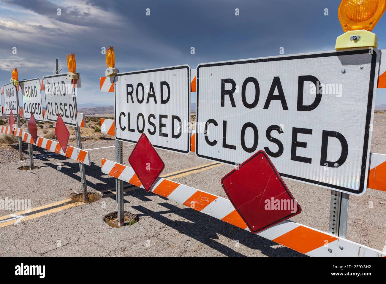 Pavement closed sign hi-res stock photography and images - Alamy