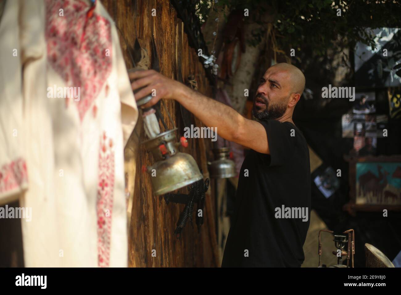 Rafah, The Gaza Strip, Palestine. 6th Feb, 2021. A Palestinian artists ...