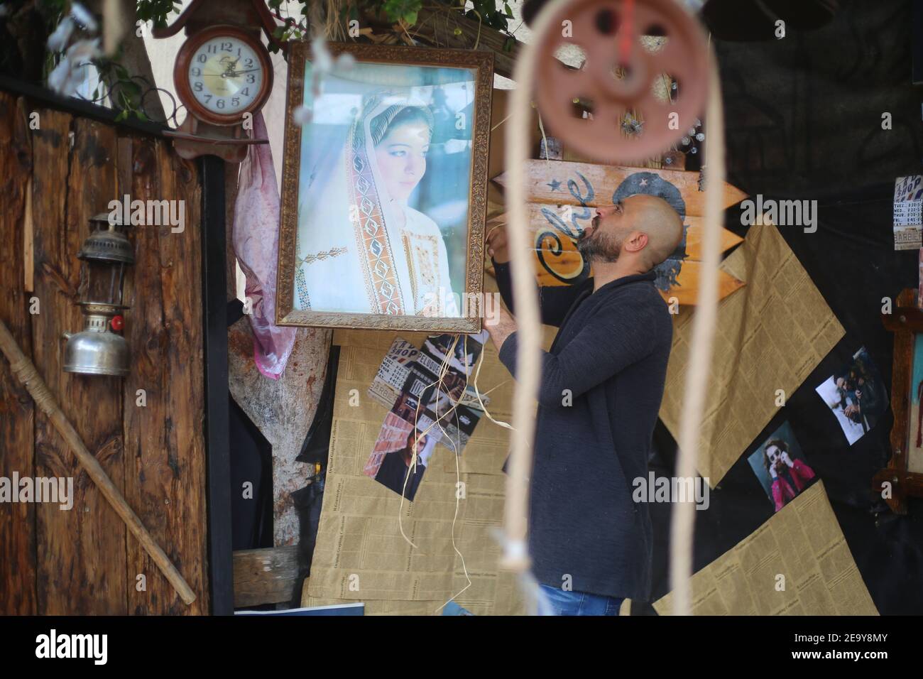 Rafah, The Gaza Strip, Palestine. 6th Feb, 2021. A Palestinian artists ...