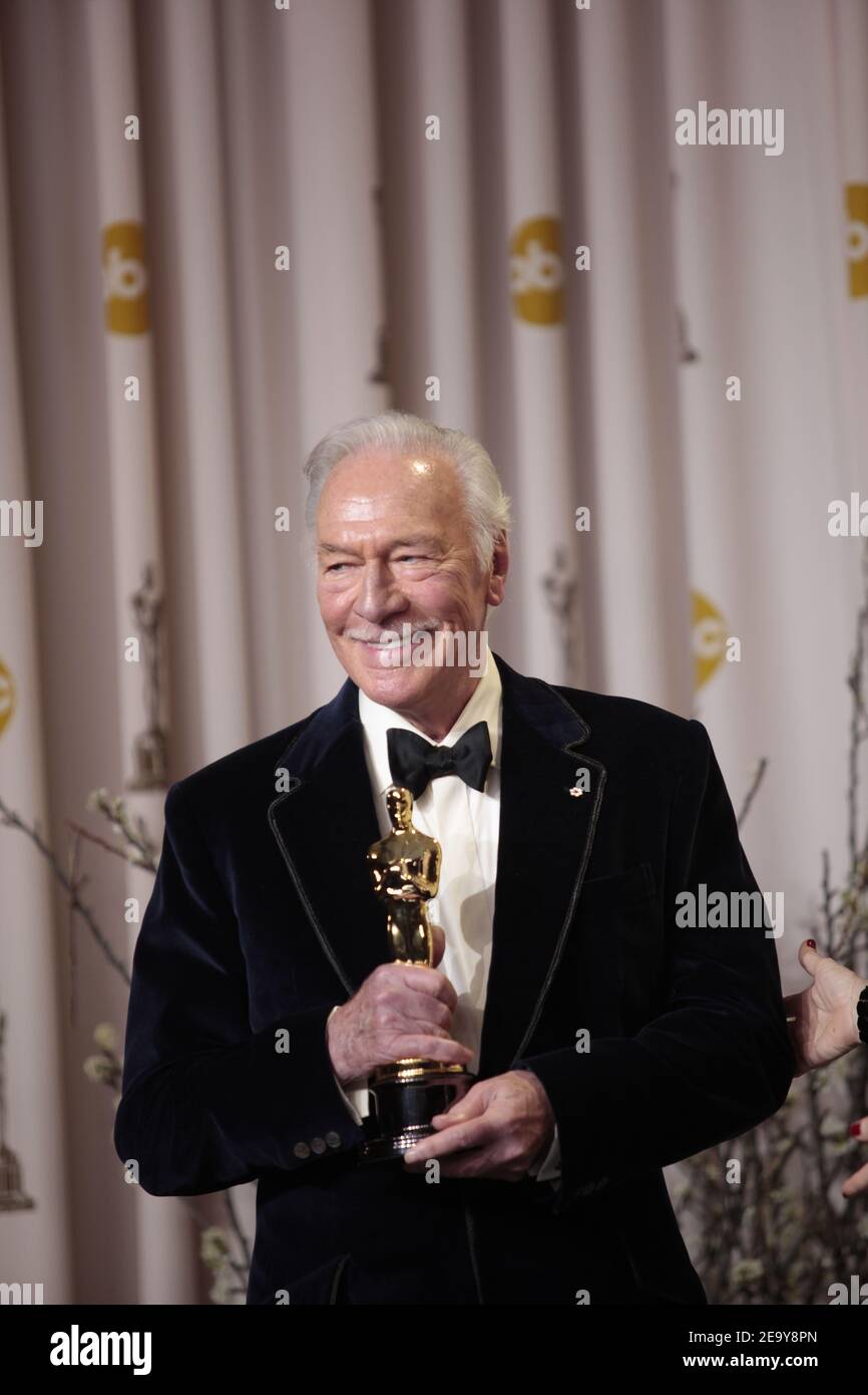 OSCARS - PRESSROOM - Actor Christopher Plummer holds his Oscar for best ...