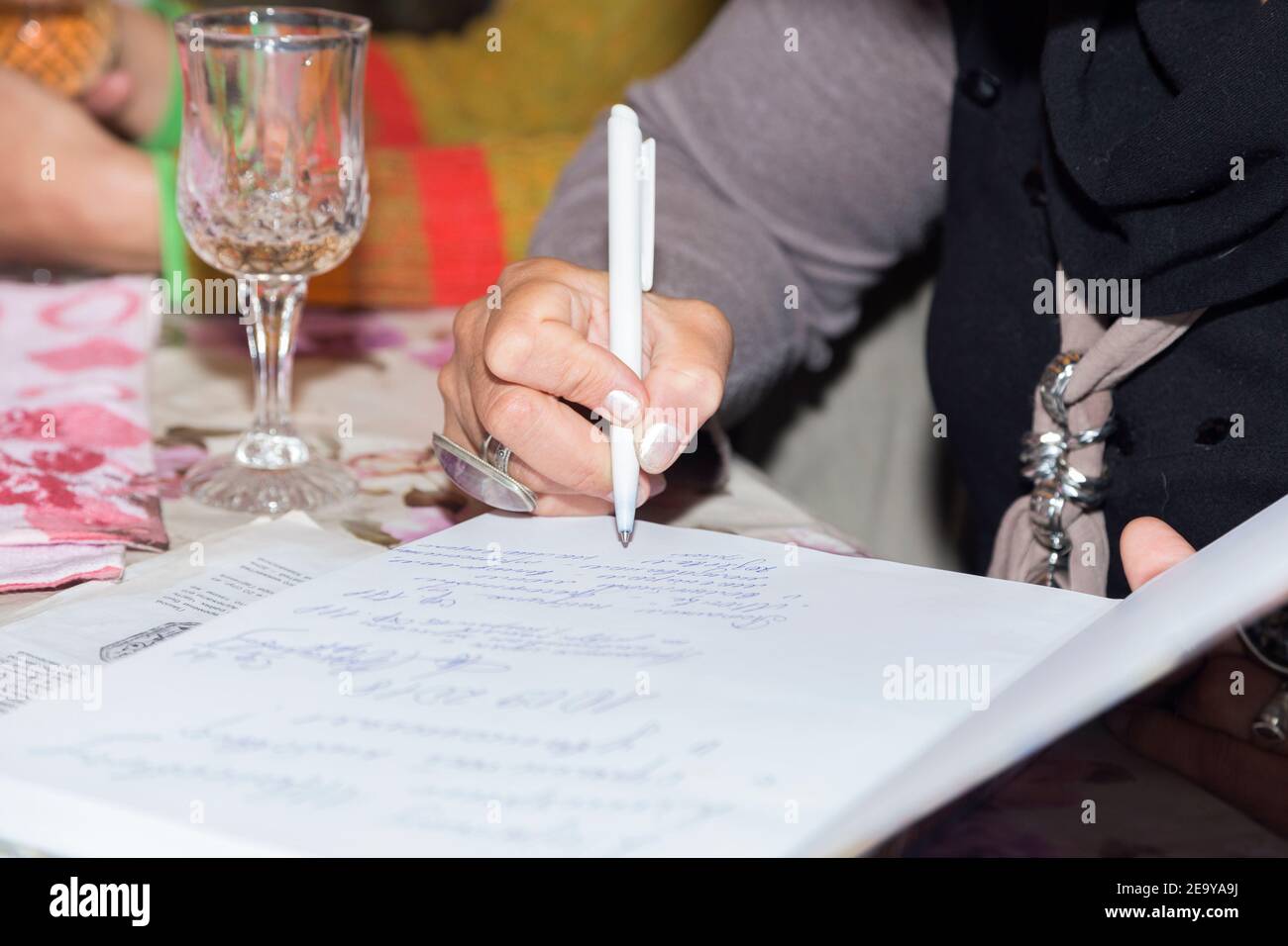 Putting signature hi-res stock photography and images - Alamy