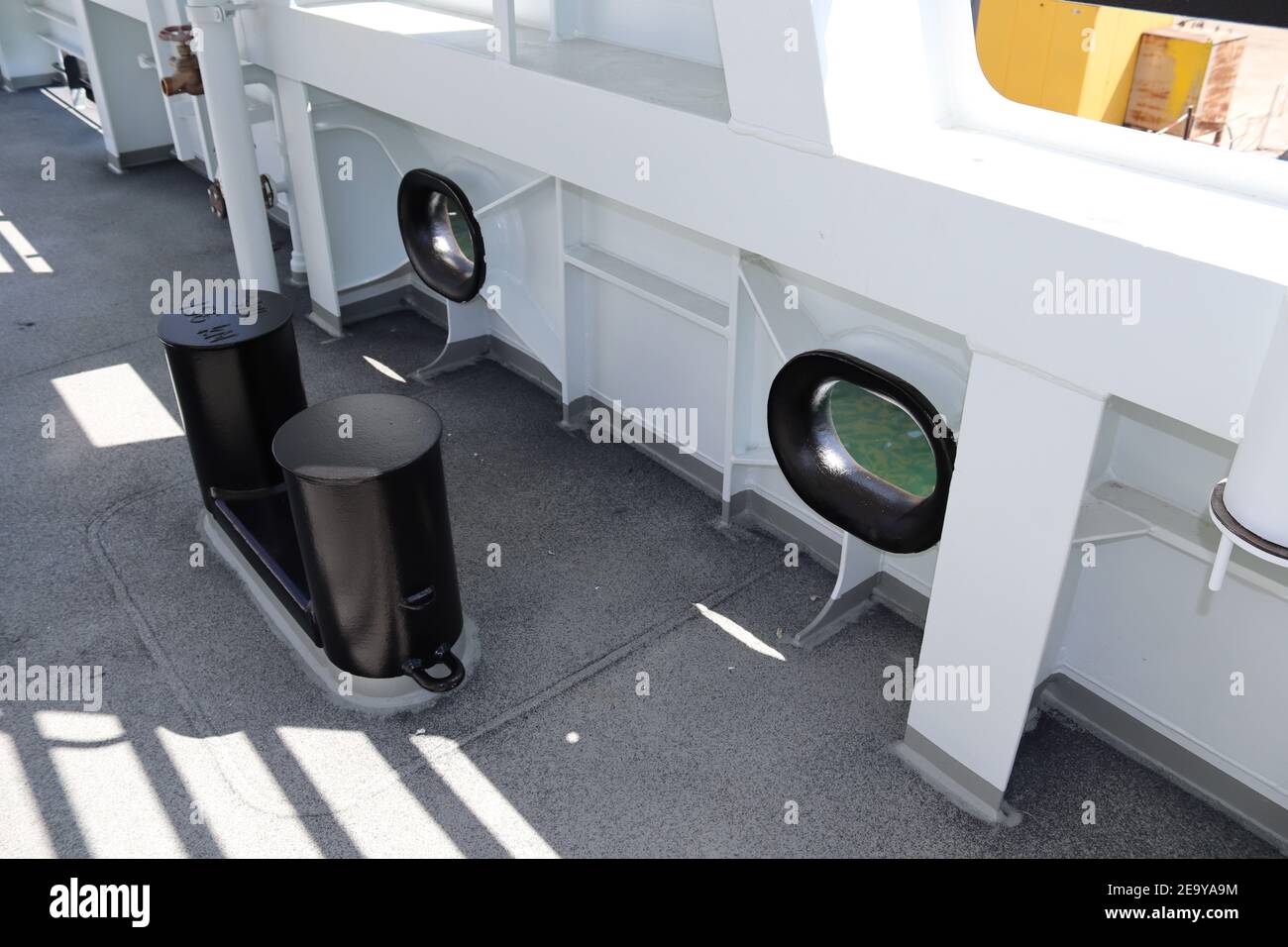 Ship hull marking hi-res stock photography and images - Alamy