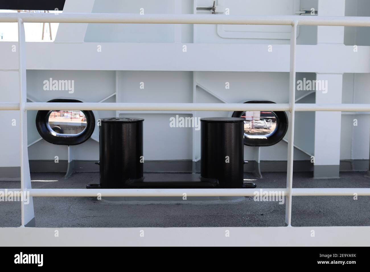 Ship hull marking hi-res stock photography and images - Alamy