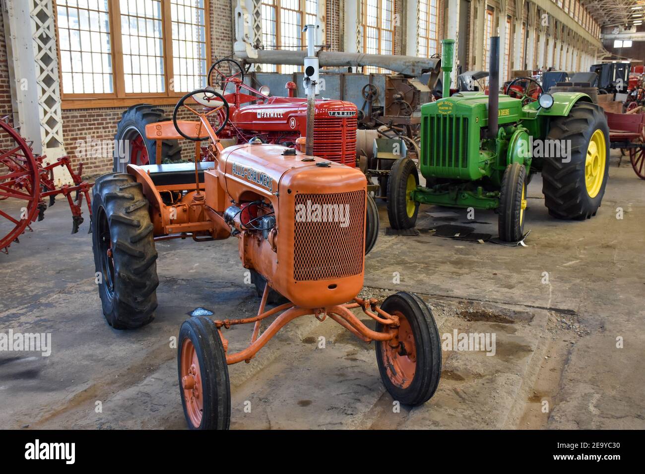 Vintage allis chalmers tractor hi-res stock photography and images - Alamy