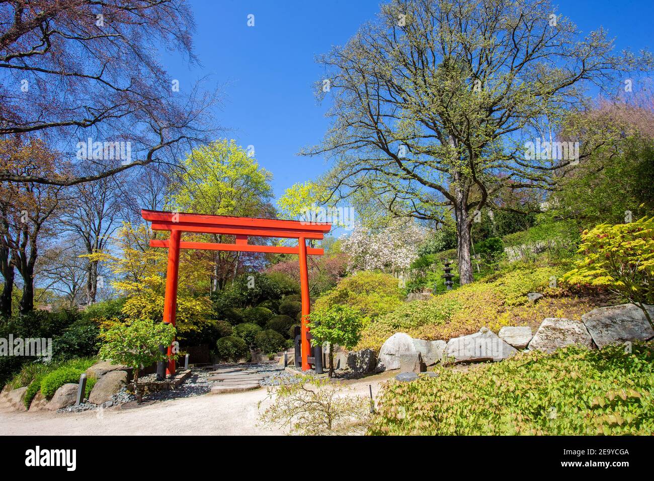 Red japanese gates hi-res stock photography and images - Alamy