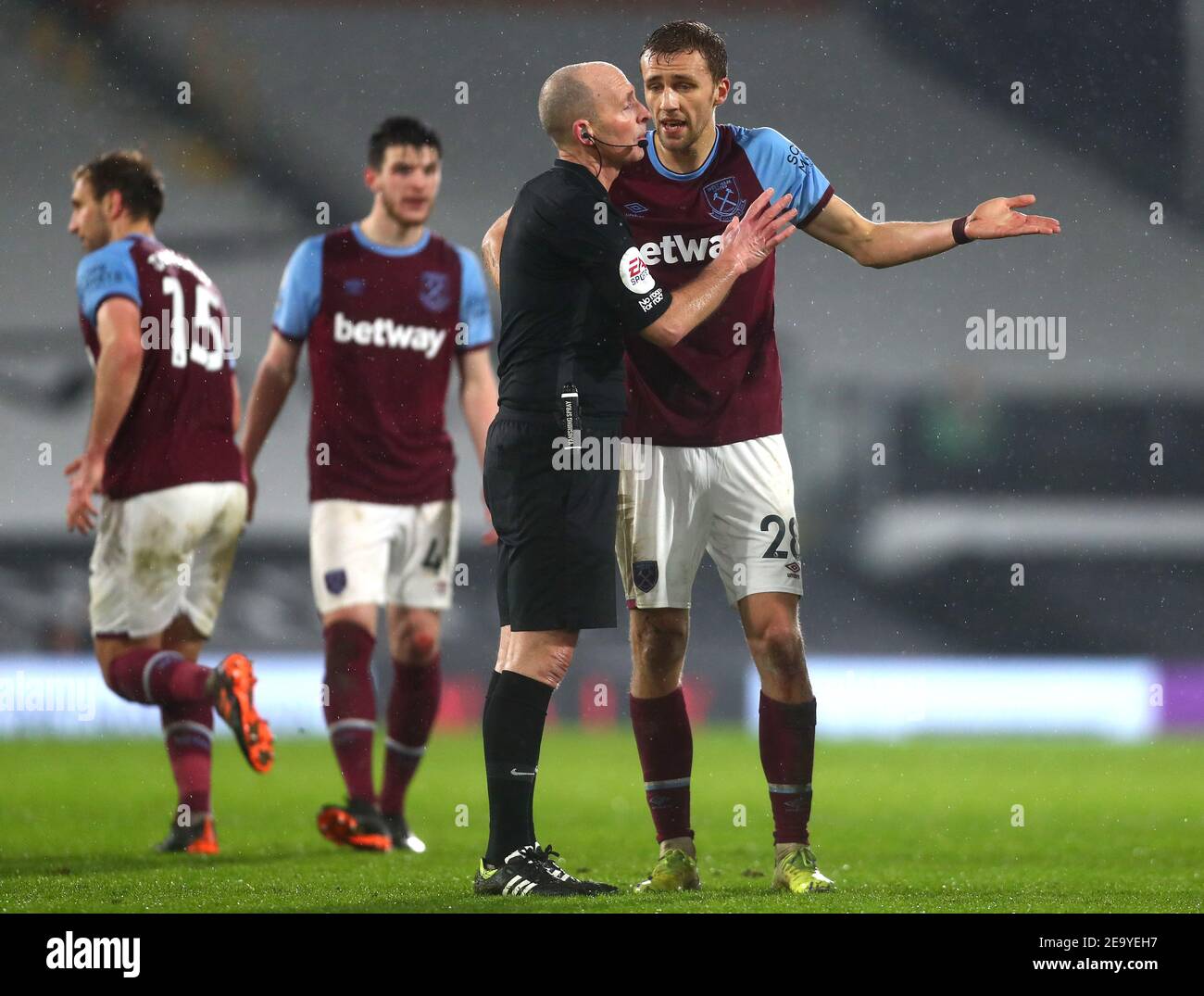 Mike dean premier league red card hi-res stock photography and images ...