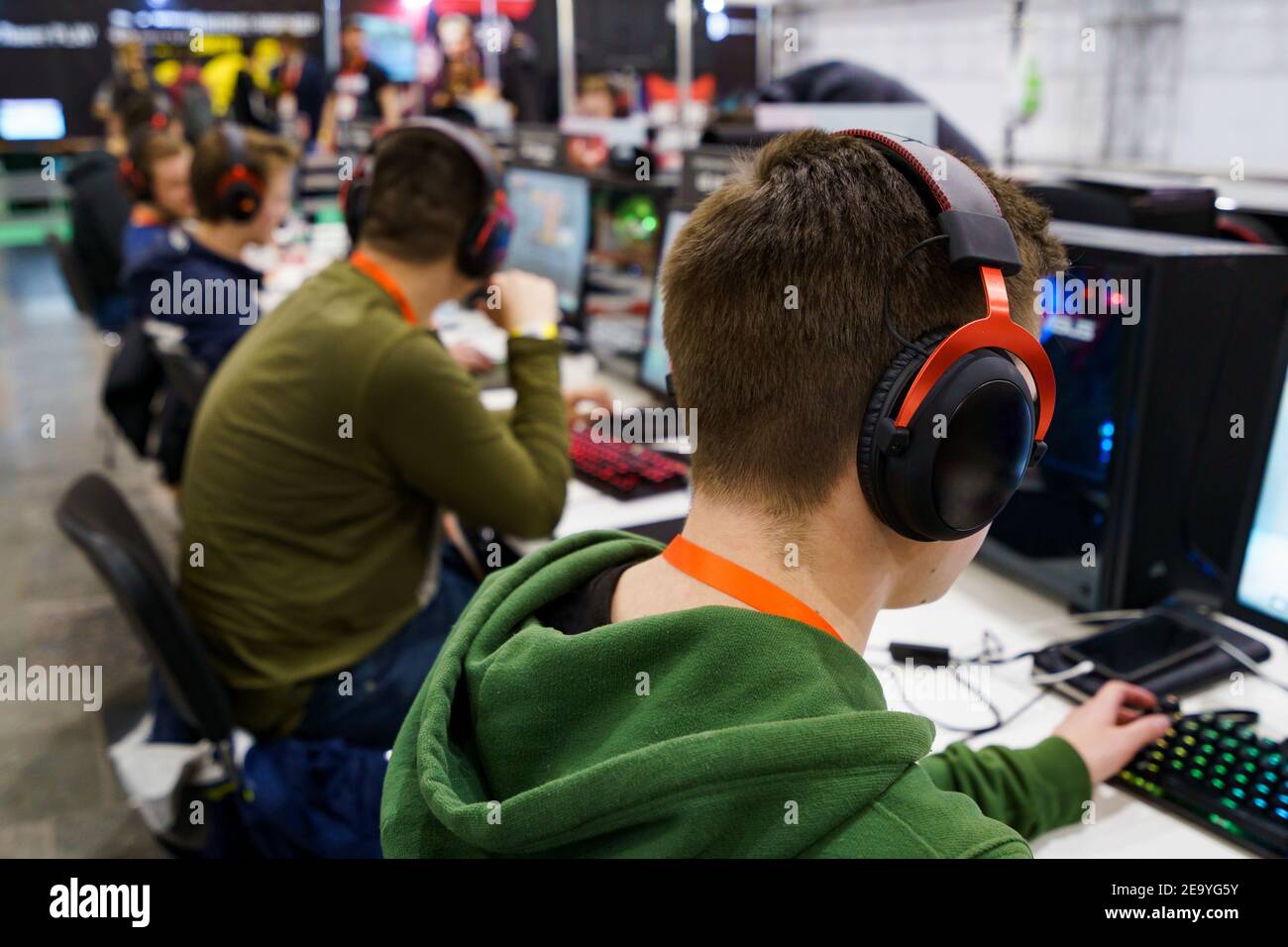 People playing video games on PC. Professional gamers Stock Photo - Alamy