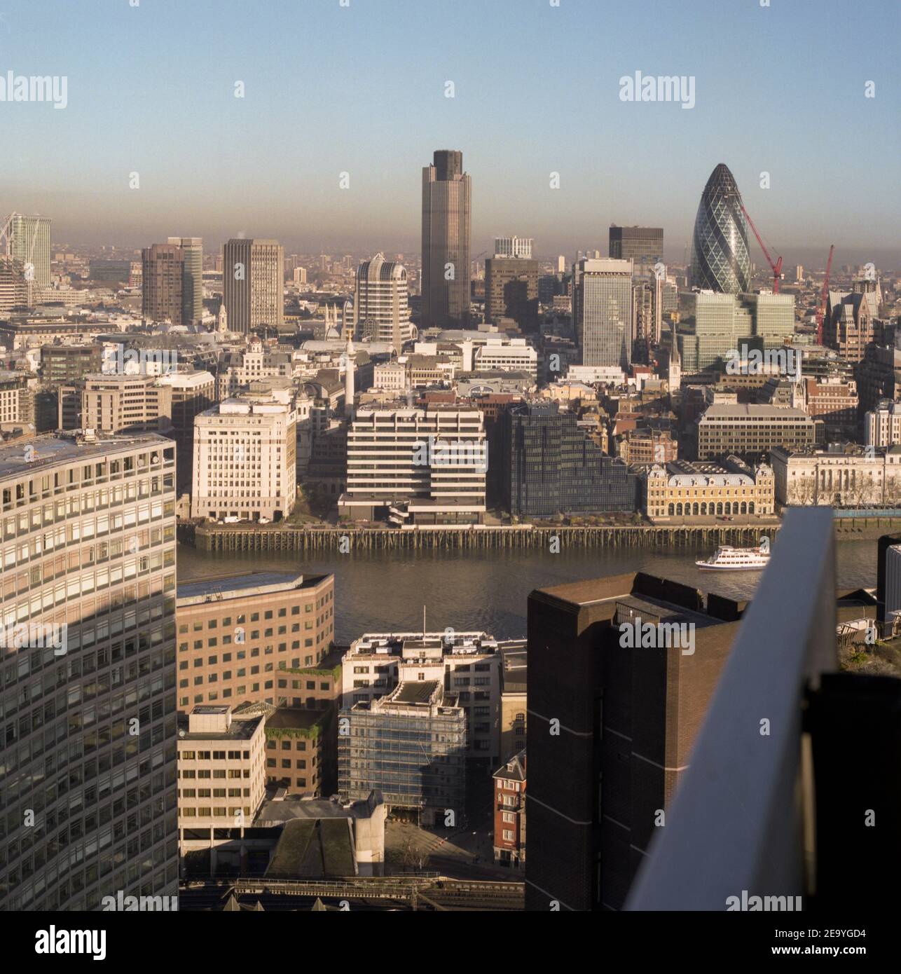 London thames tower bridge 2000 hi-res stock photography and images - Alamy