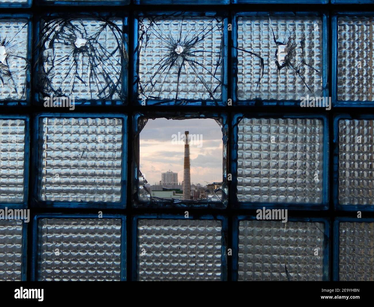 Bullet holes glass hi-res stock photography and images - Alamy