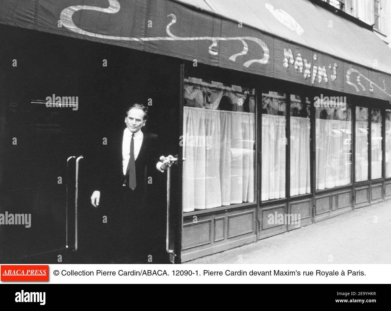 Pierre Cardin chez lui dans son bureau. Archives personnelles avec ...