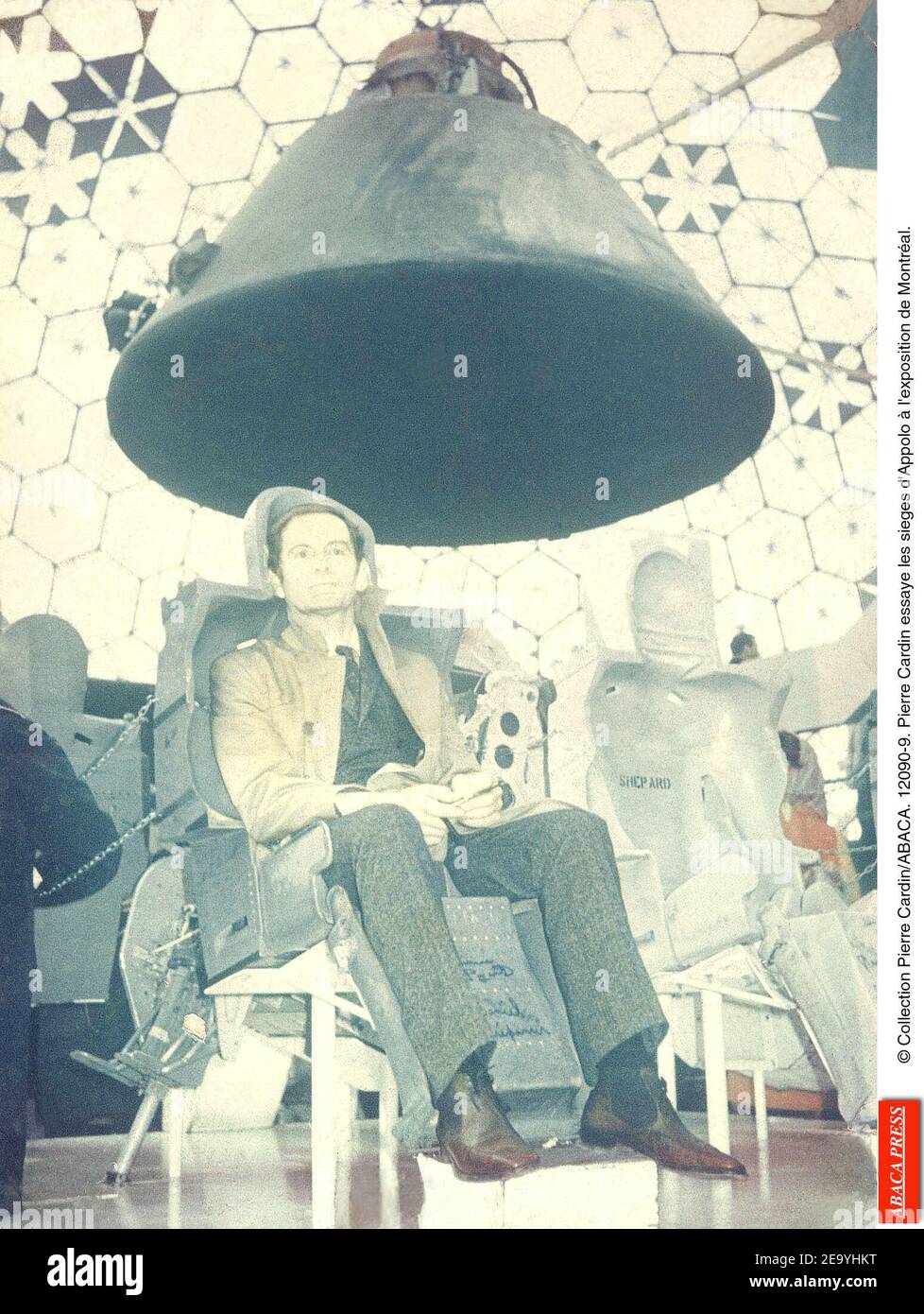 Pierre Cardin chez lui dans son bureau. Archives personnelles avec ...