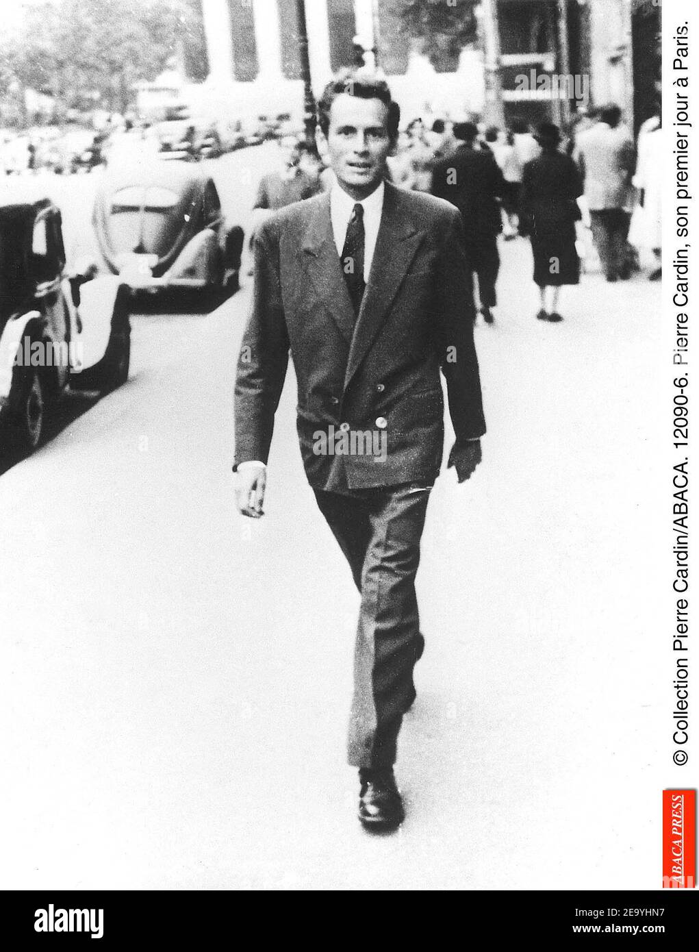 Pierre Cardin chez lui dans son bureau. Archives personnelles avec ...