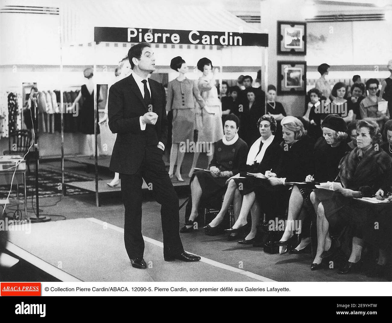 Pierre Cardin chez lui dans son bureau. Archives personnelles avec ...