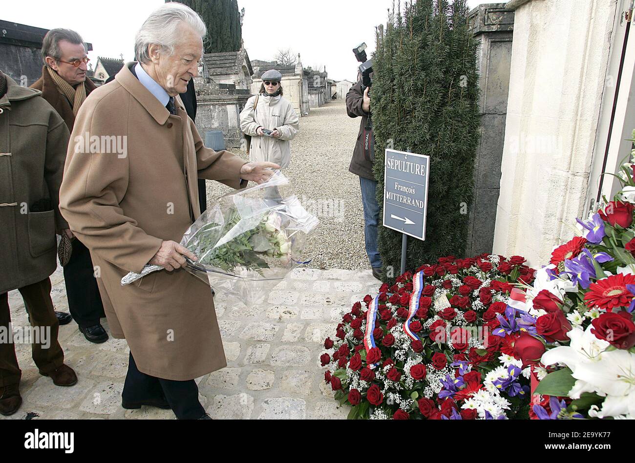 Former Foreign Minister Roland Dumas lays a wreath at late French ...