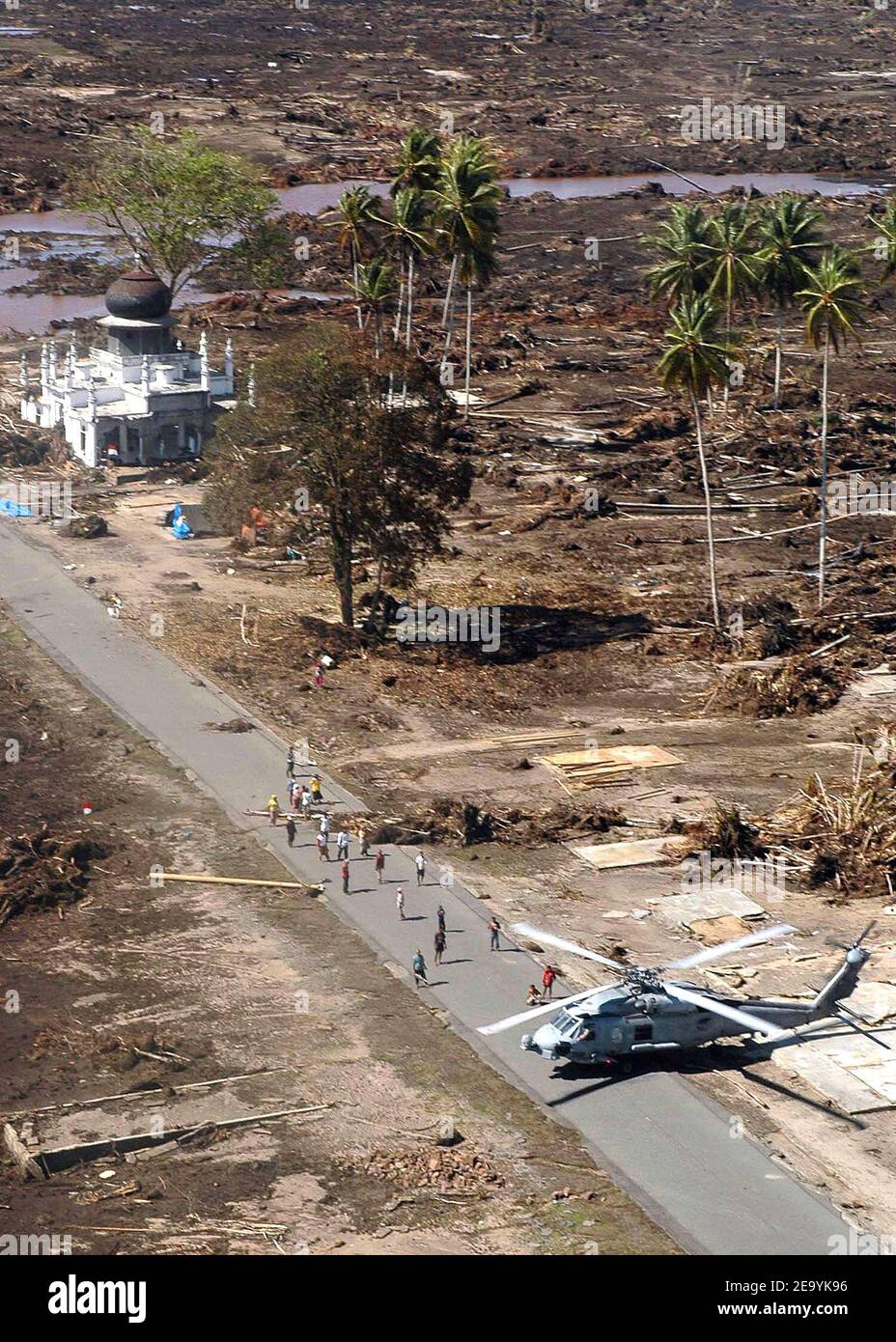 An SH-60B Seahawk helicopter, assigned to the 'Saberhawks' of ...
