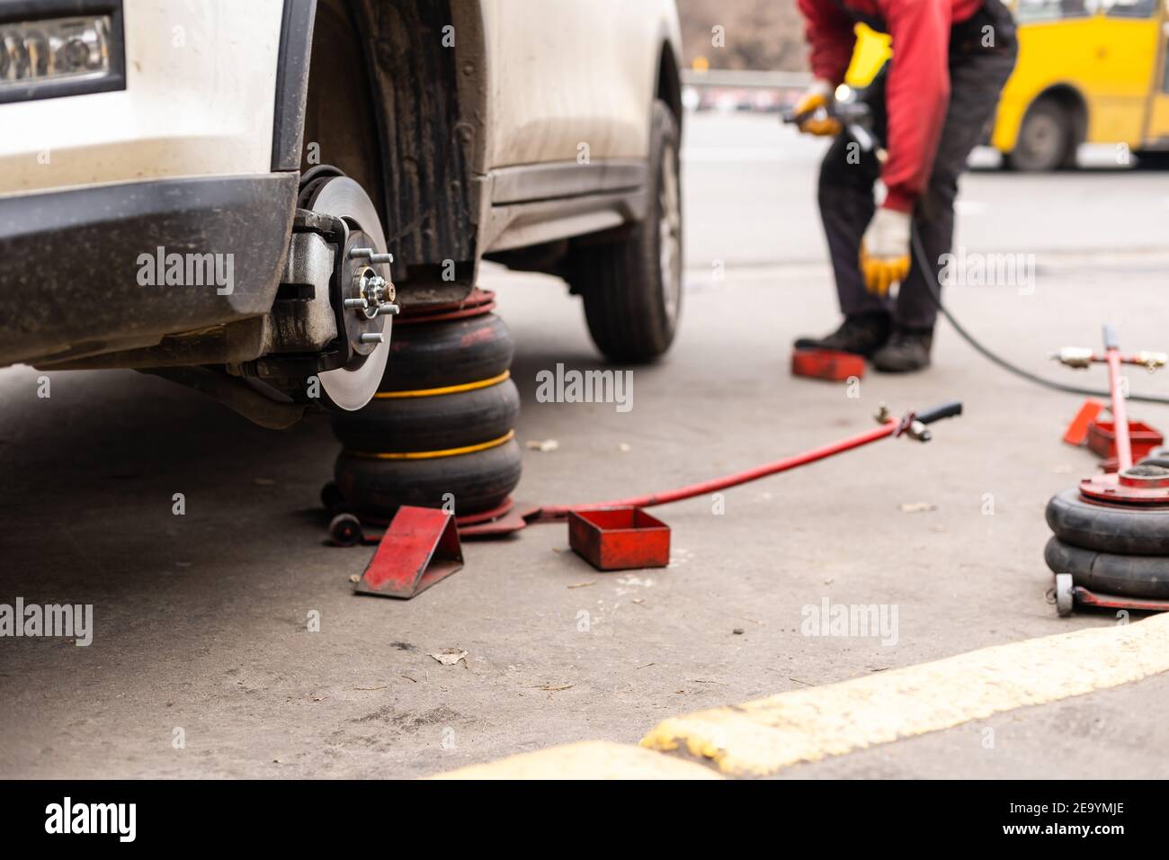 Changing wheel on a car Stock Photo - Alamy