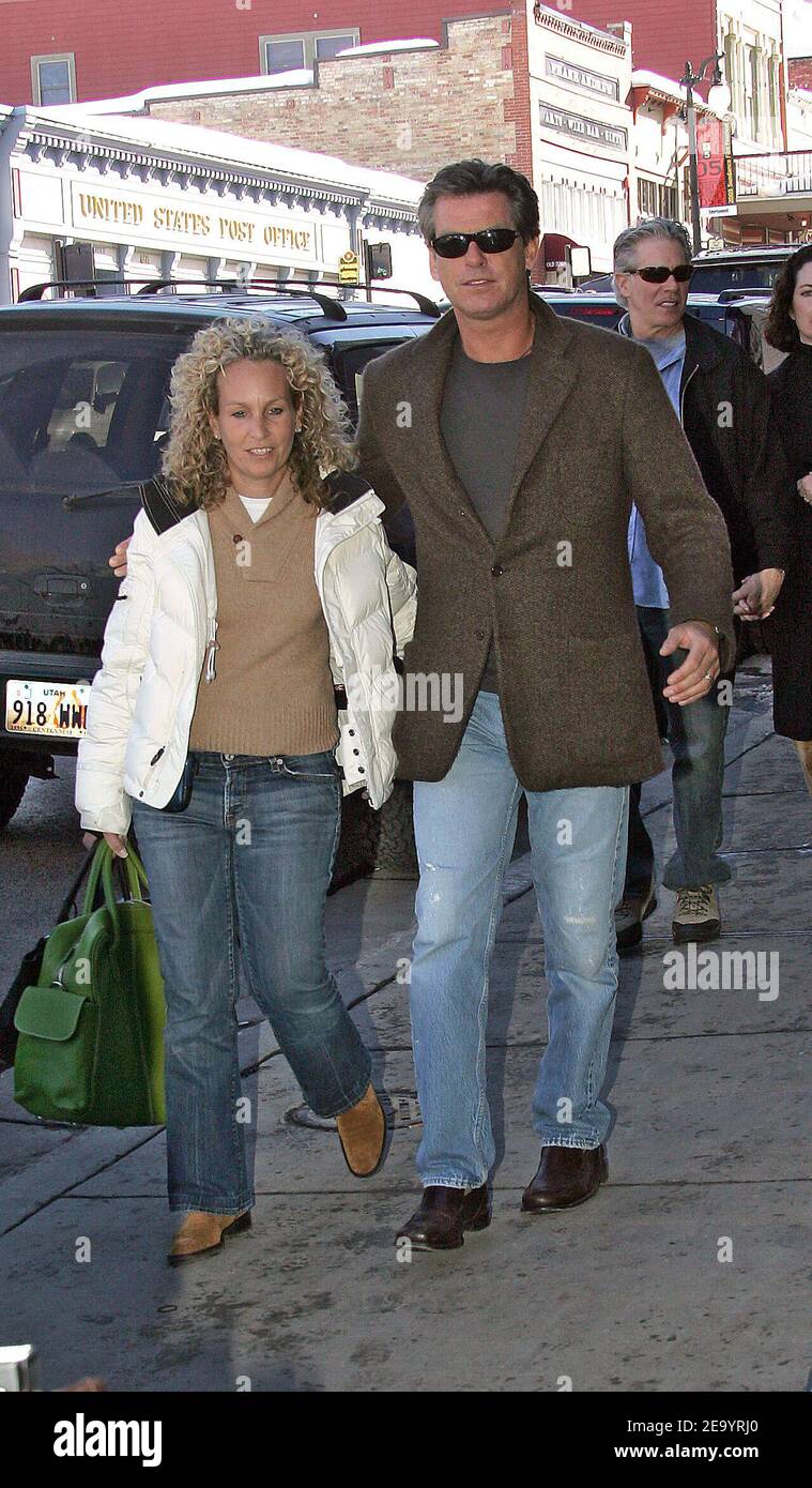 Charles pierce brosnan hi-res stock photography and images - Alamy