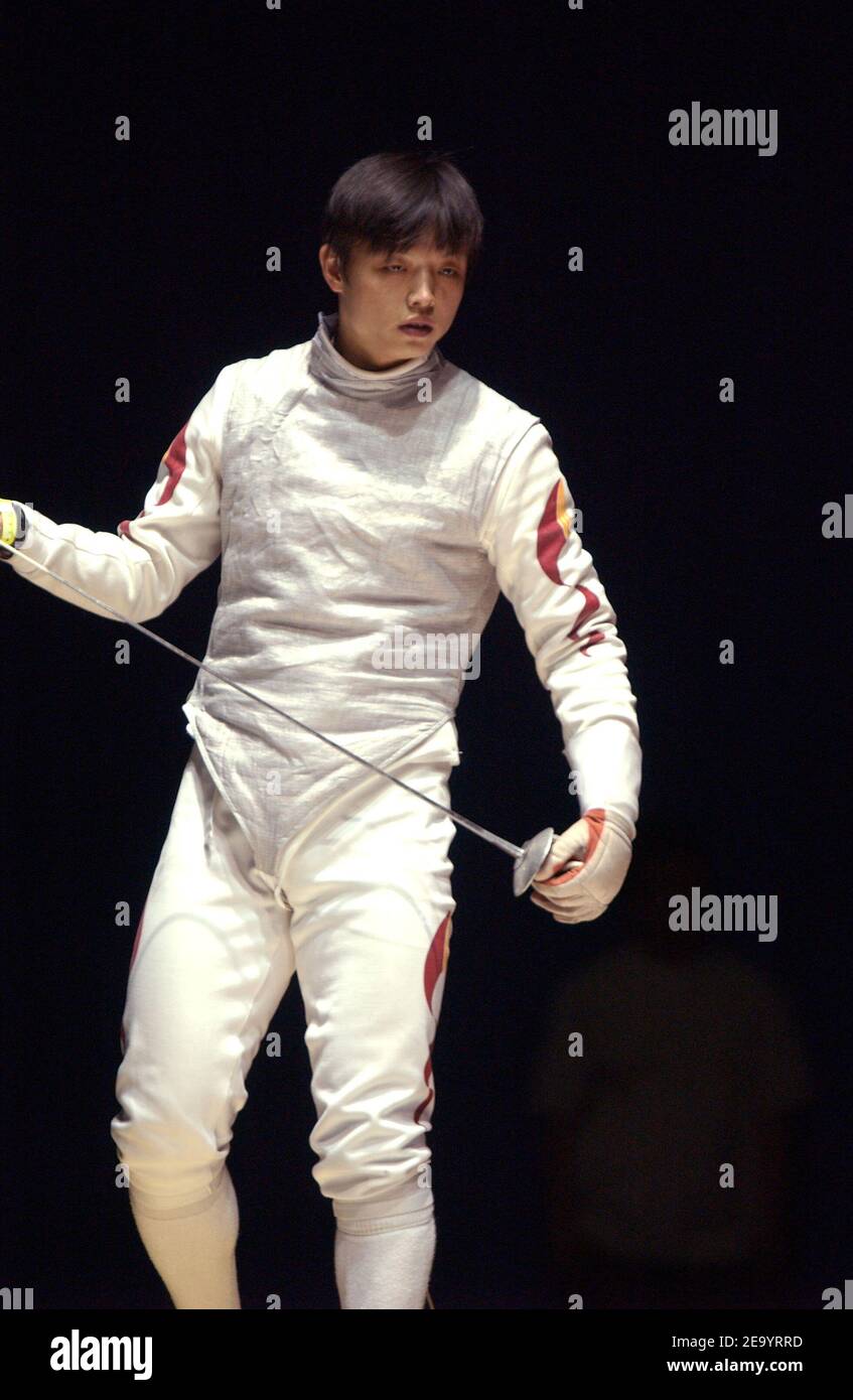 Chinese fencer Zhang Liang-liang won 15-14 against German Fencer ...