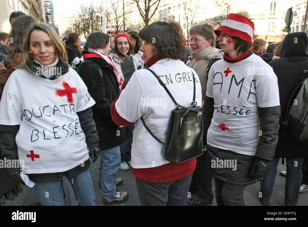 Red cross employees hi-res stock photography and images - Alamy