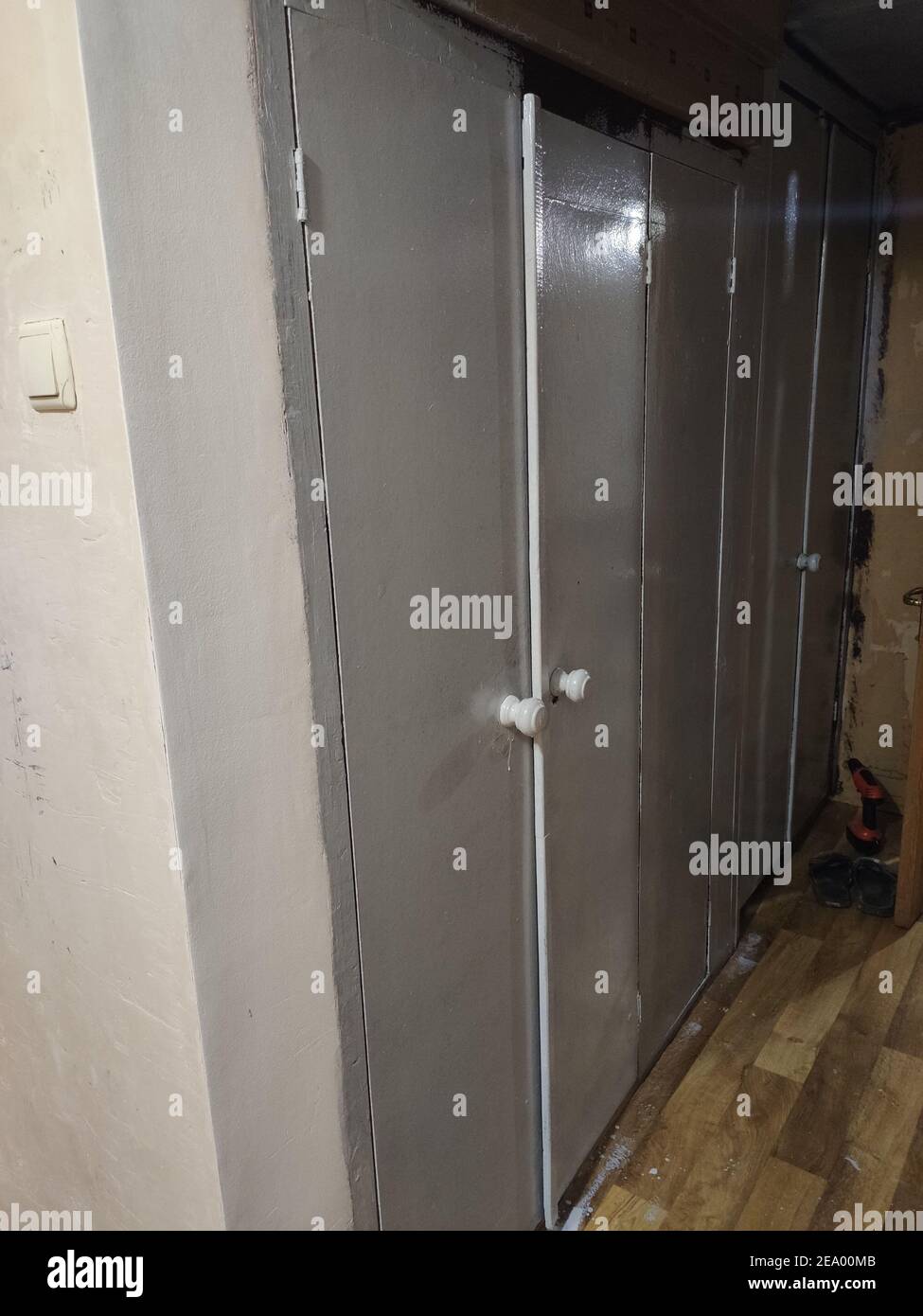 Finishing putty in bathroom walls hi-res stock photography and images ...
