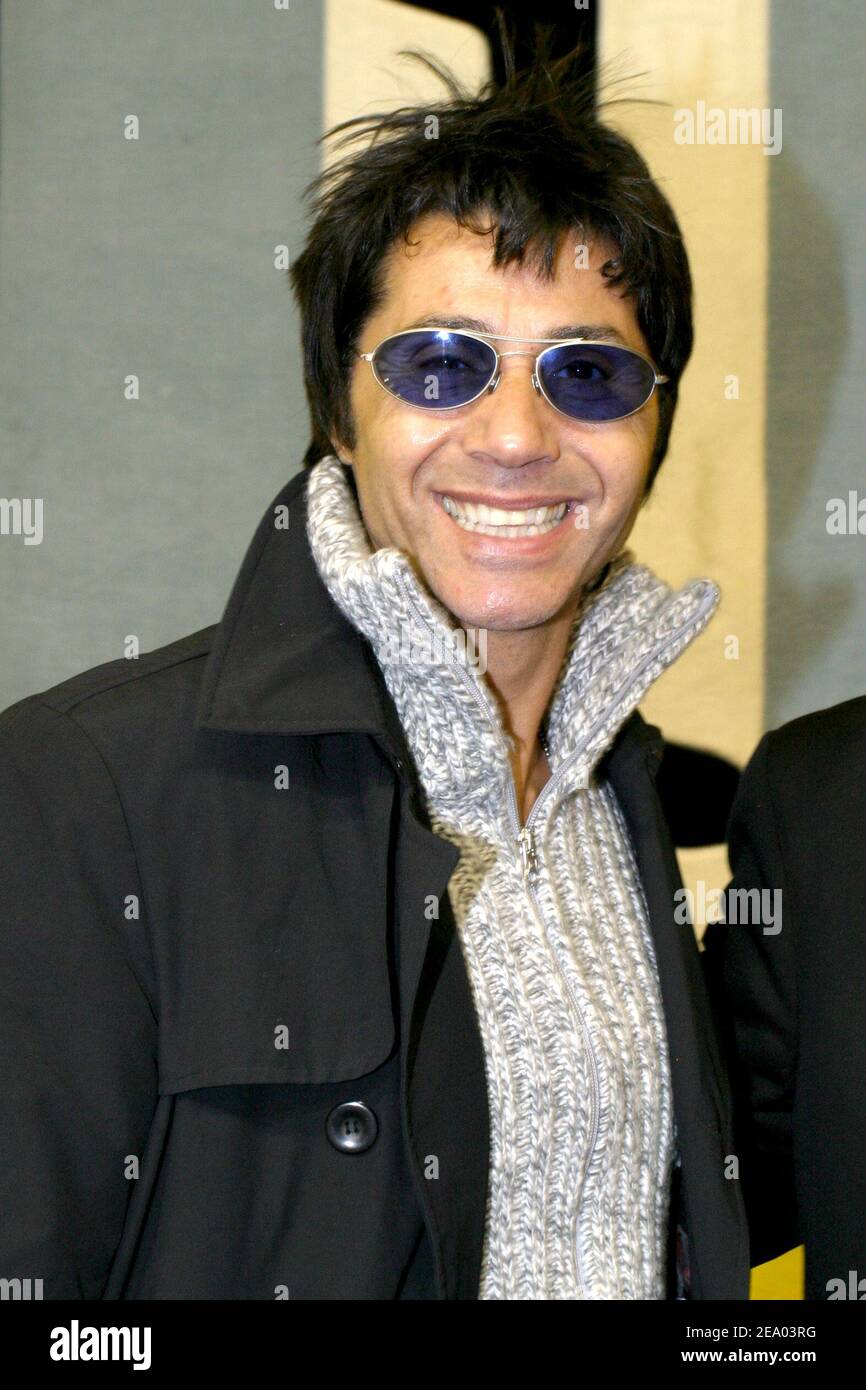 Stand de stand souriant hi-res stock photography and images - Alamy