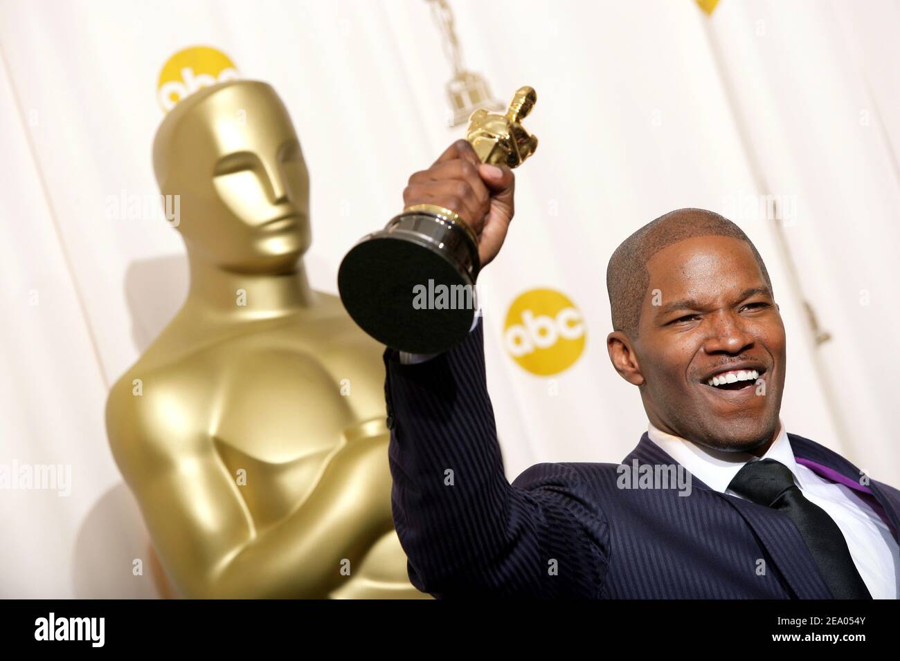 Jamie foxx with his award for best actor hi-res stock photography and ...