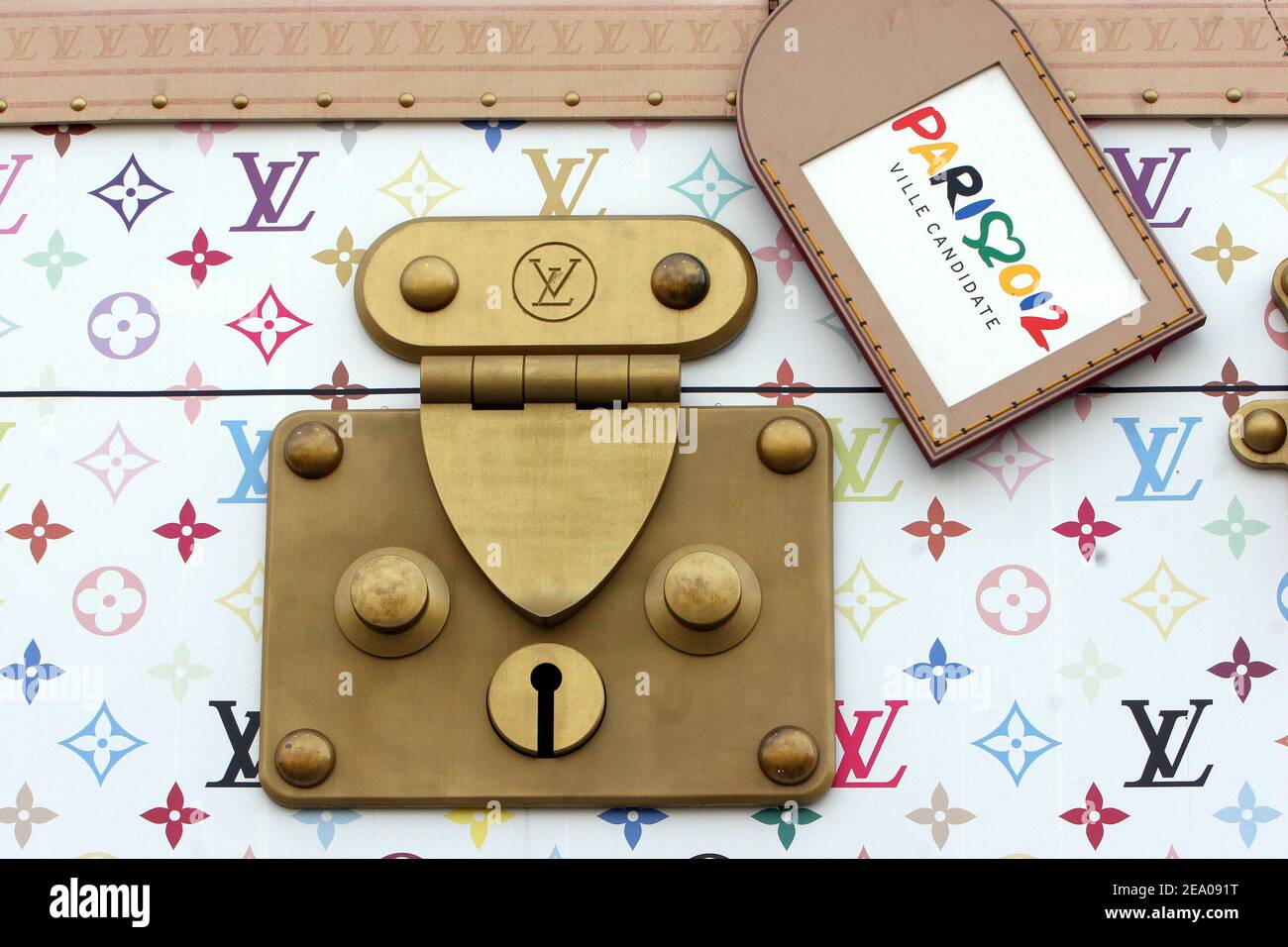 The City of Paris' campaign for the organization of the 2012 Olympic ...