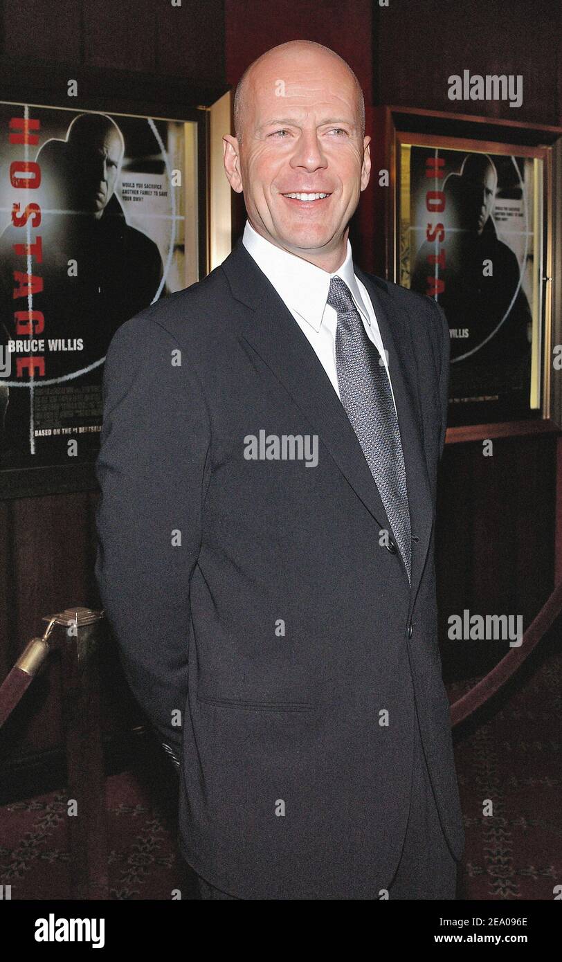 Bruce willis hostage 2005 hi-res stock photography and images - Alamy