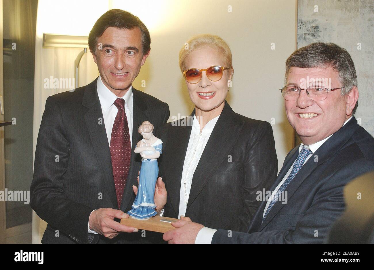 (L-R) French Health Minister Philippe Douste-Blazy, French singer ...