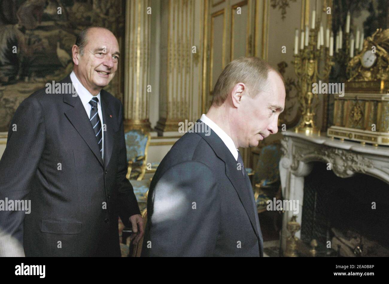 French President Jacques Chirac welcomes his Russian counterpart ...