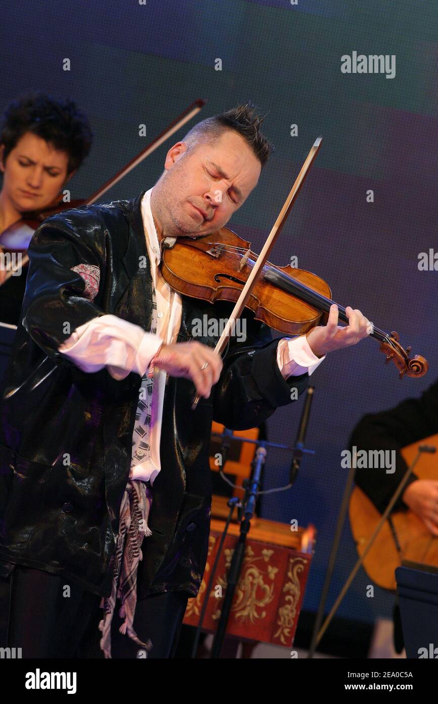 Nigel kennedy violin hi-res stock photography and images - Alamy