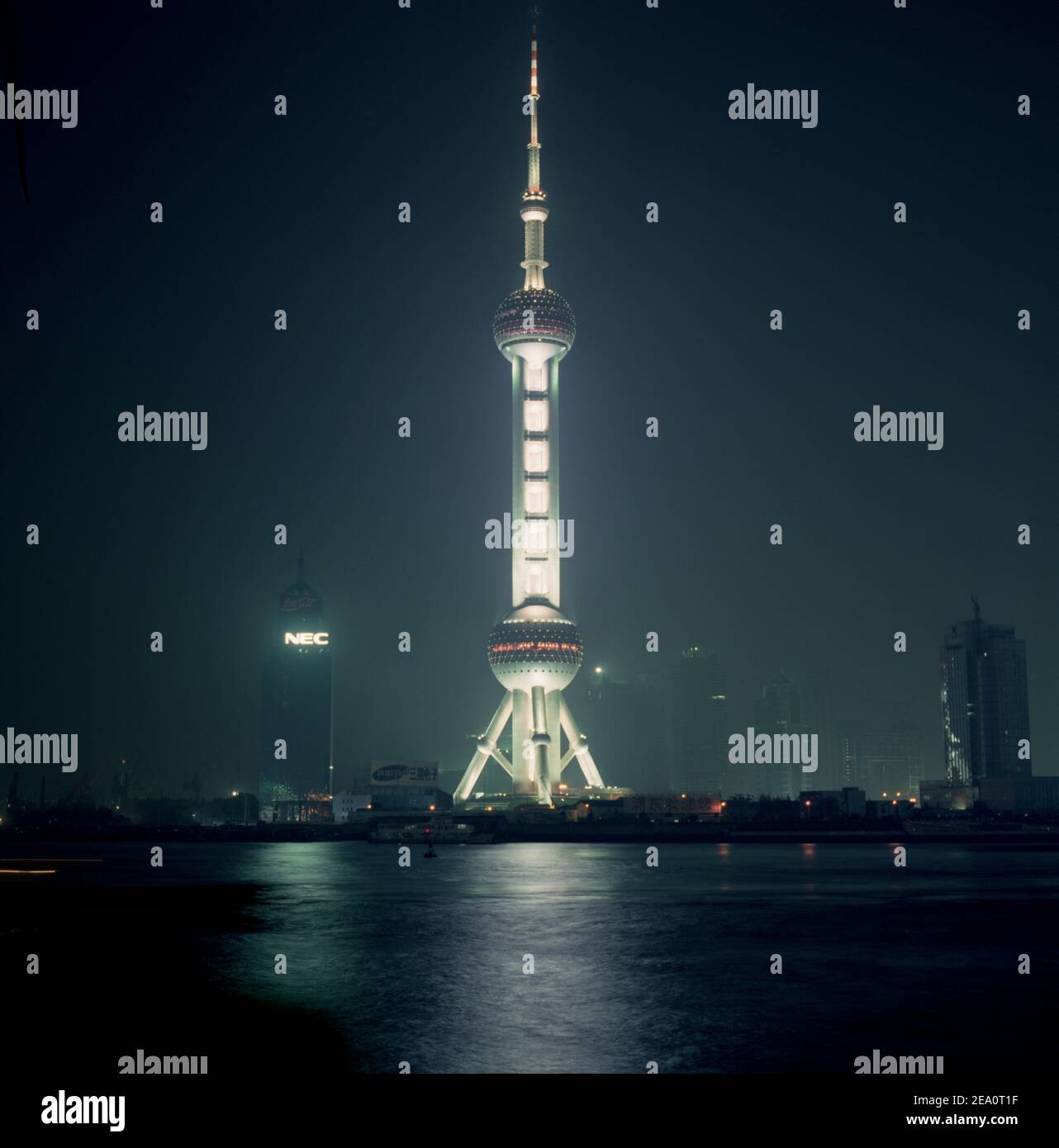 Shanghai skyline 1990s hi-res stock photography and images - Alamy