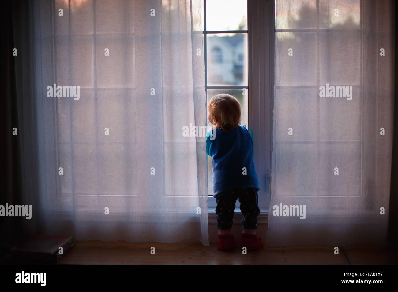 Child looking out of window hi-res stock photography and images - Alamy