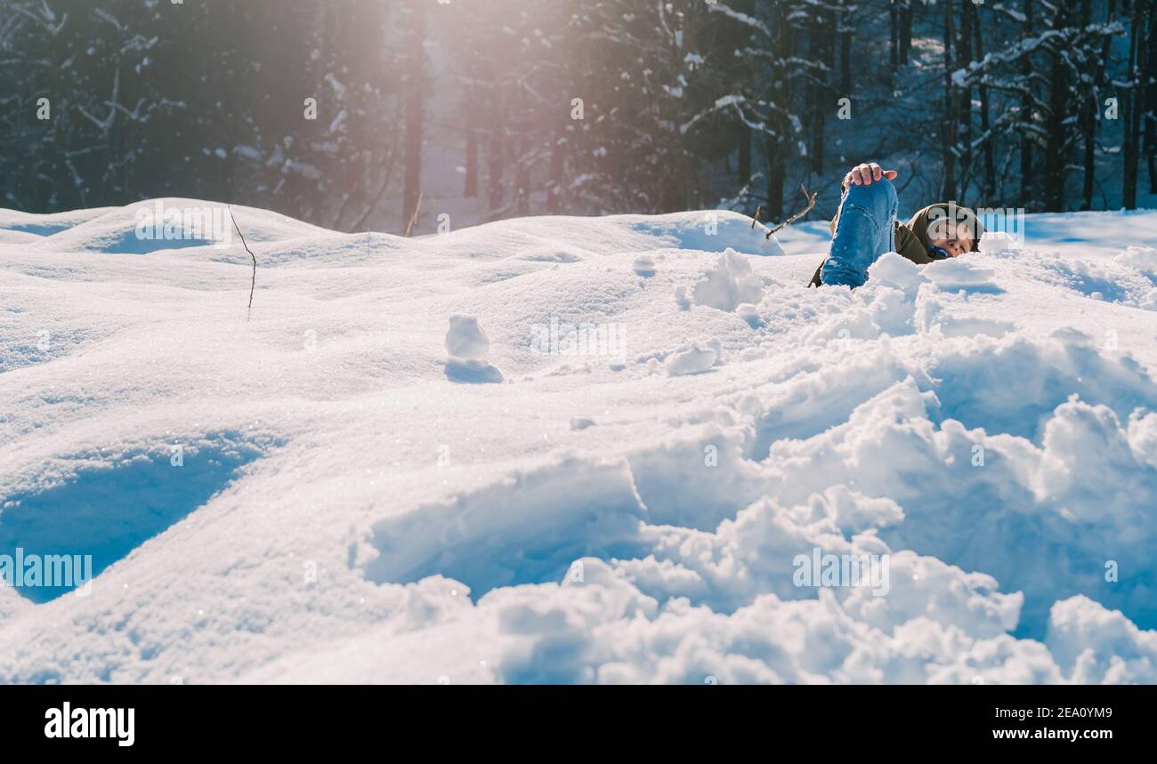 Boy in woods winter snow hi-res stock photography and images - Alamy