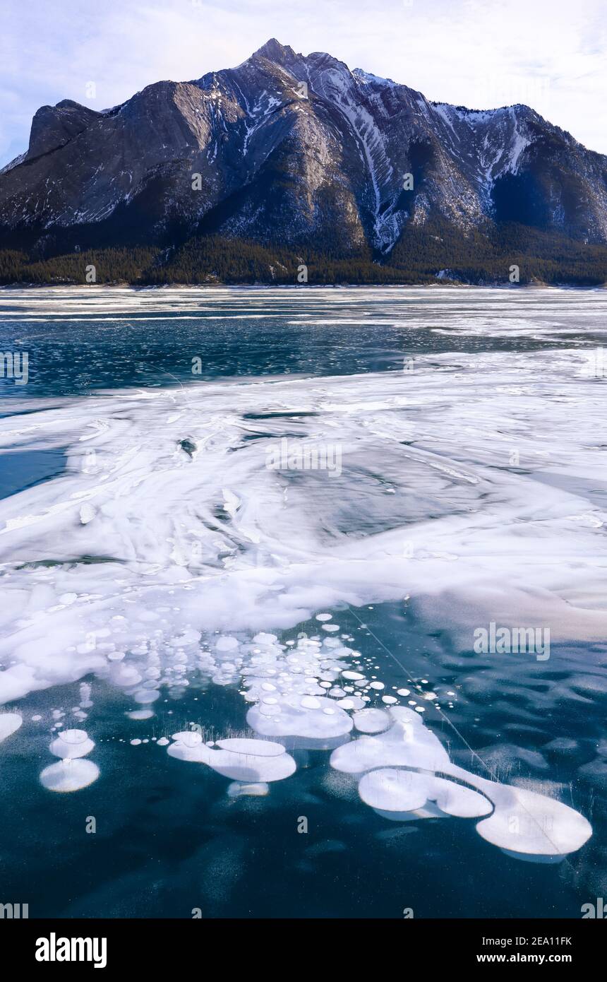 Frozen lake with interesting bubbles and patterns Stock Photo - Alamy