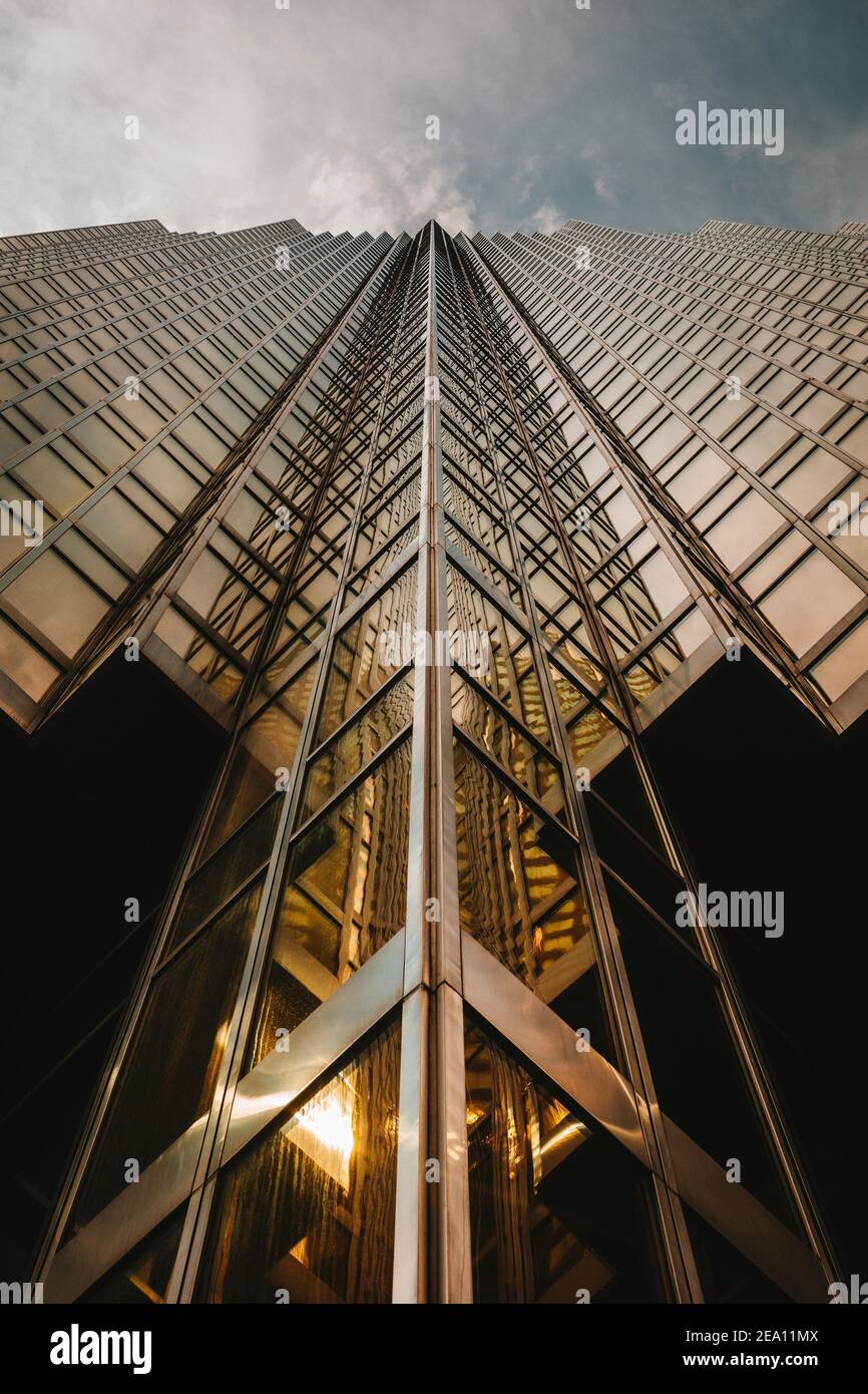 Gold glass building hi-res stock photography and images - Alamy