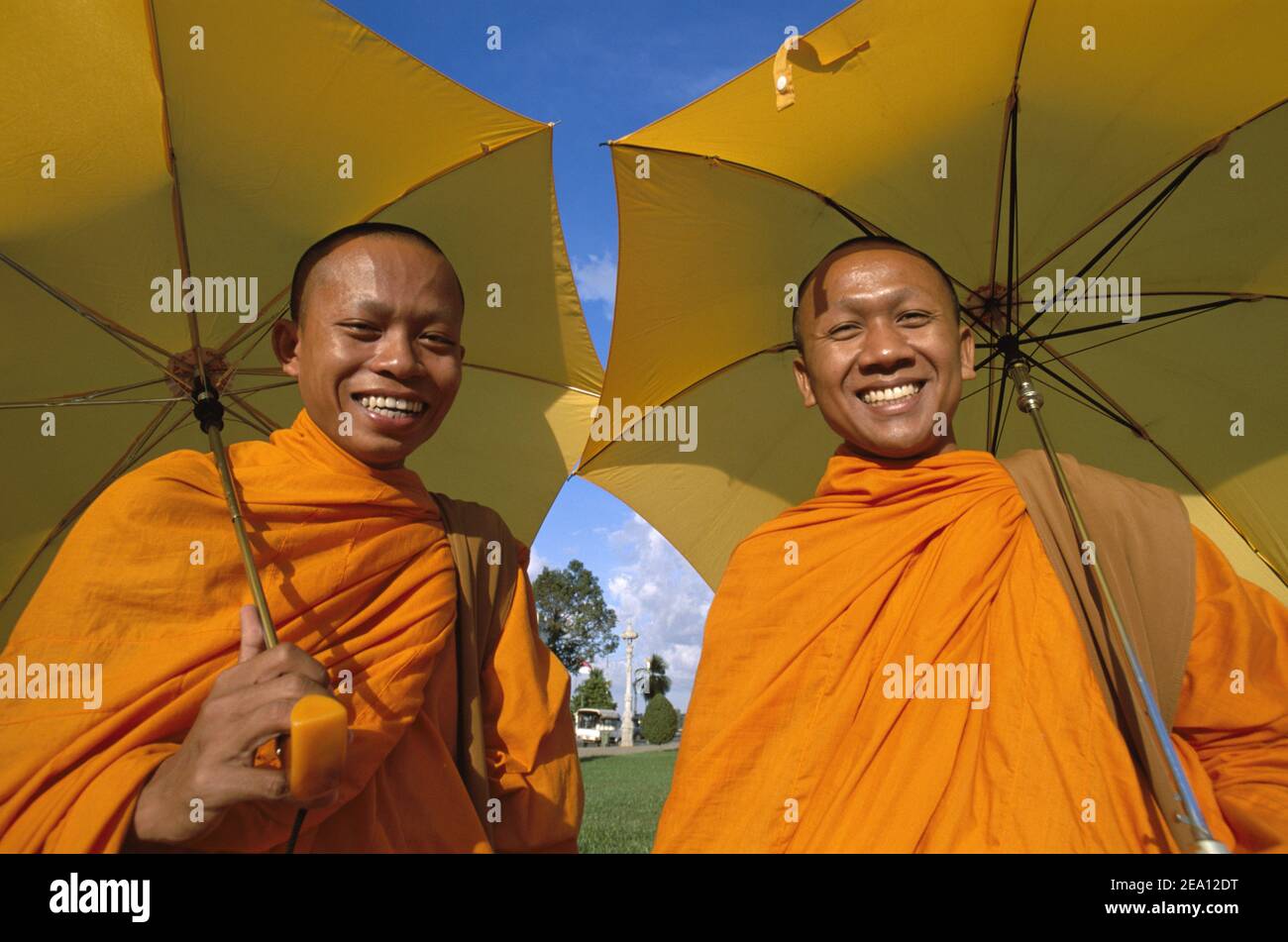 Buddhist monks holding umbrellas hi-res stock photography and images ...