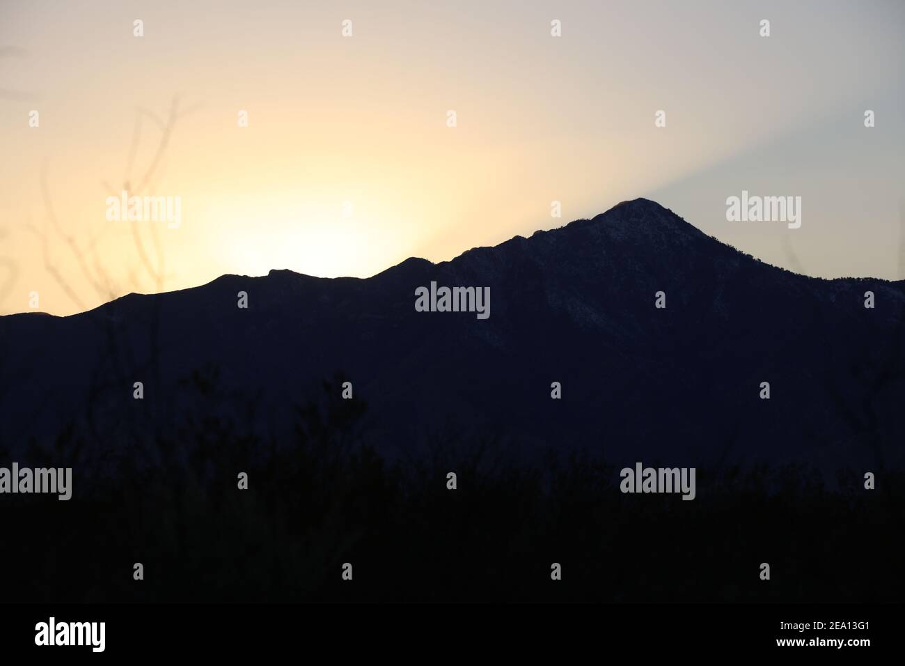 Distant cowboy hi-res stock photography and images - Alamy