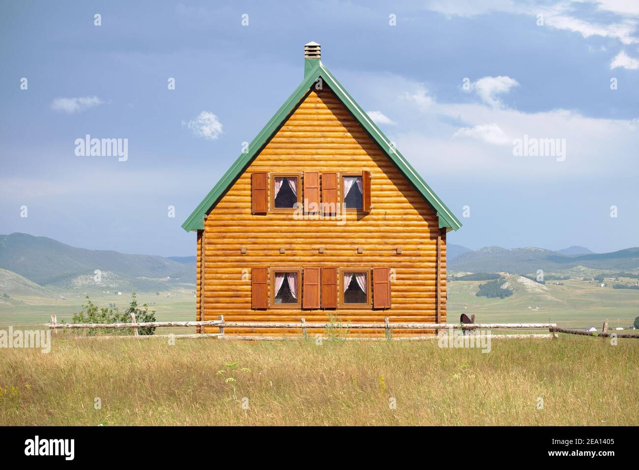 Building wooden house hi-res stock photography and images - Alamy