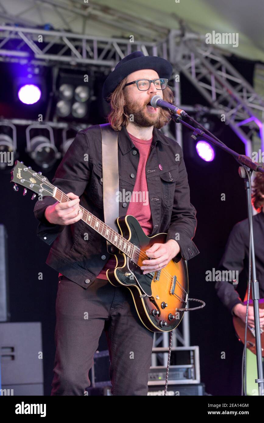 Lead singer keyboard hi-res stock photography and images - Alamy