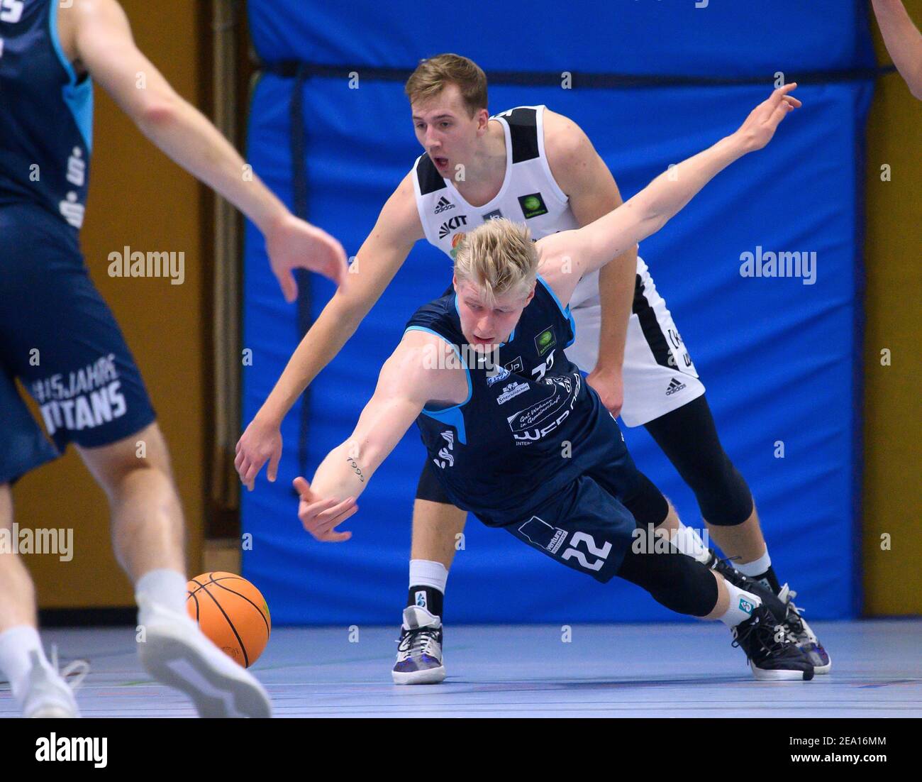 Karlsruhe, Deutschland. 06th Feb, 2021. duels, duel Eyke Prahst ...