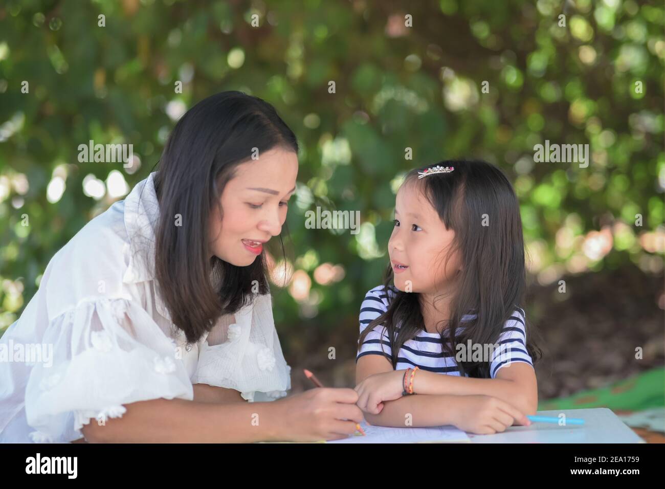 Mom daughter together draw hi-res stock photography and images - Alamy