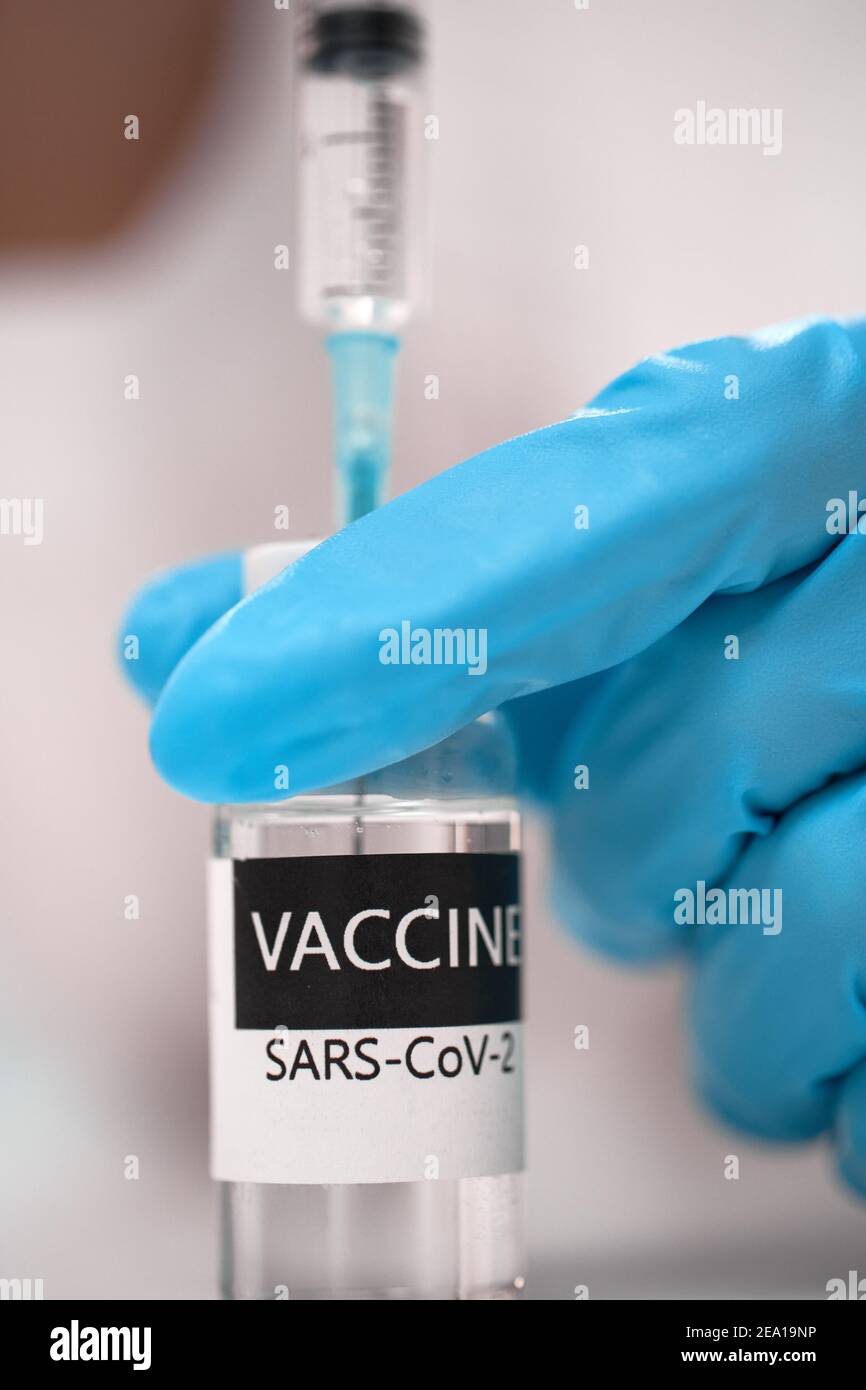 Vaccination doctor filling syringe vaccine hi-res stock photography and ...
