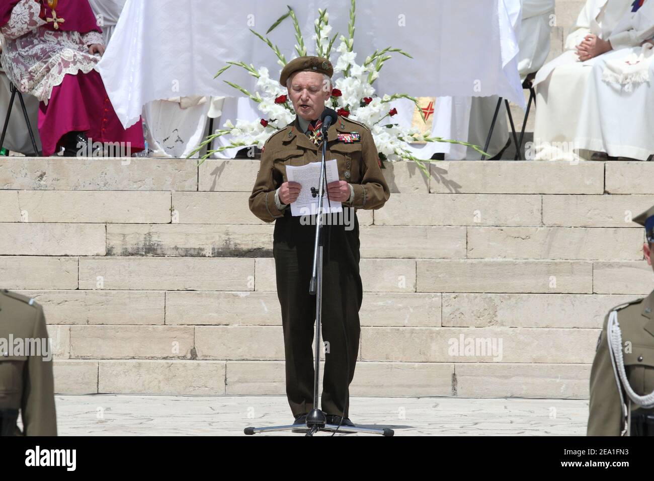 Wojtek soldato orso hi-res stock photography and images - Alamy